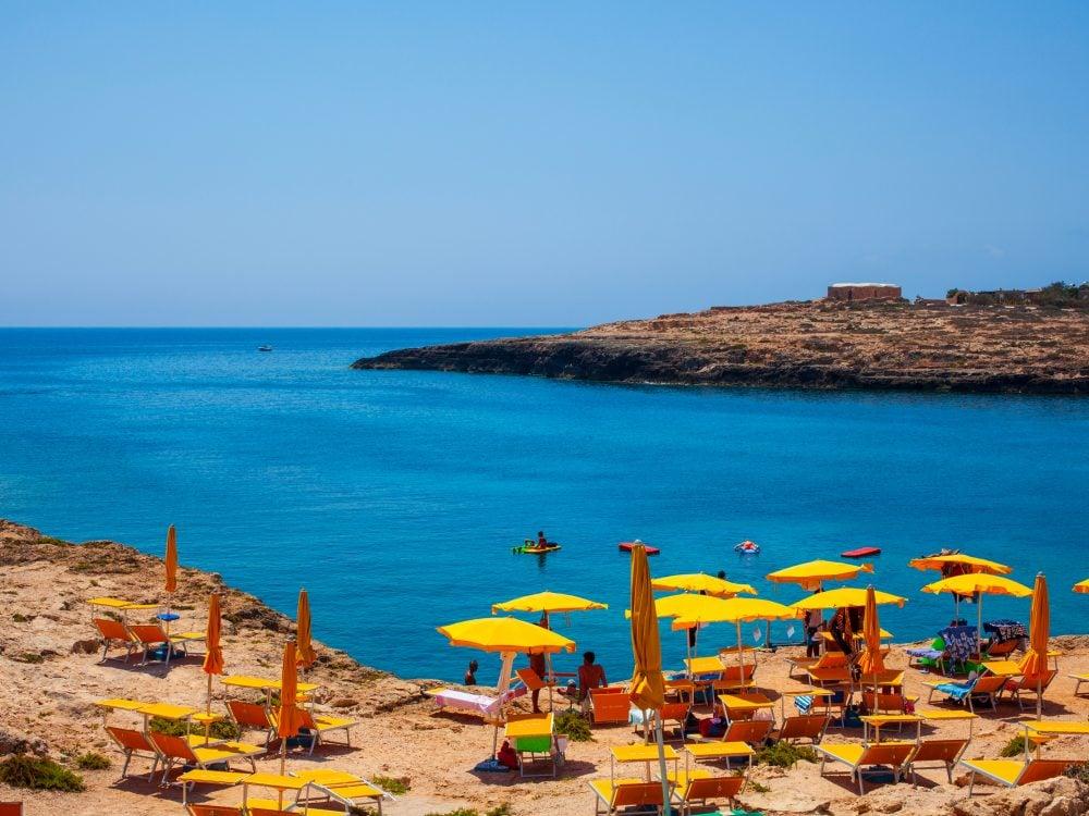 A praia siciliana que encanta com suas águas cristalinas - The Wom Travel